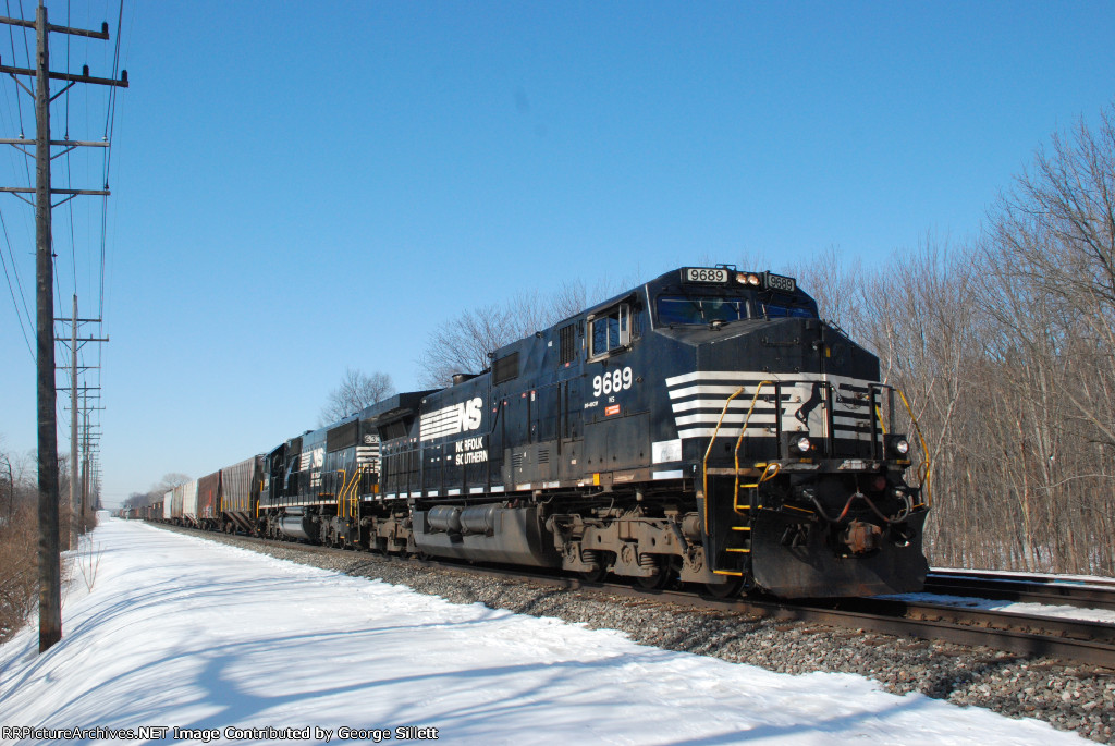 NS 9689 takes a mixer east.